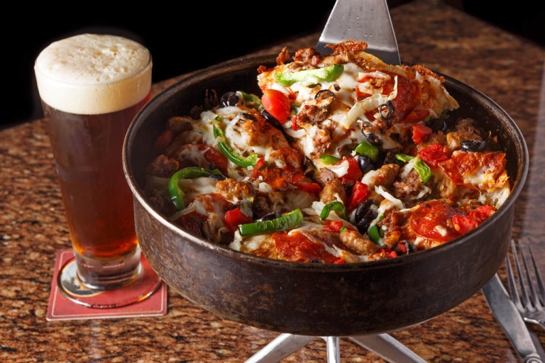 Restaurant Review: Lincoln Park’s Pequod’s Pizza earns its reputation ...